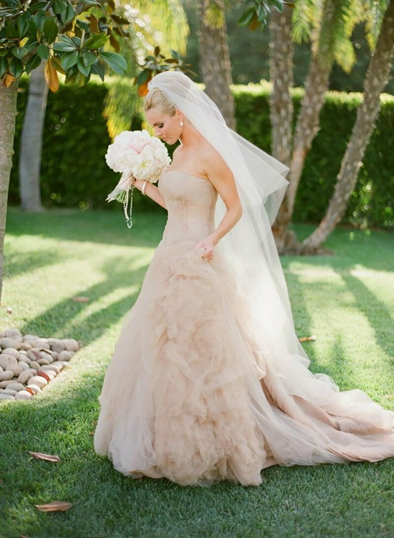 Tudo o que precisa saber para escolher o vestido de noiva com cor ideal ...